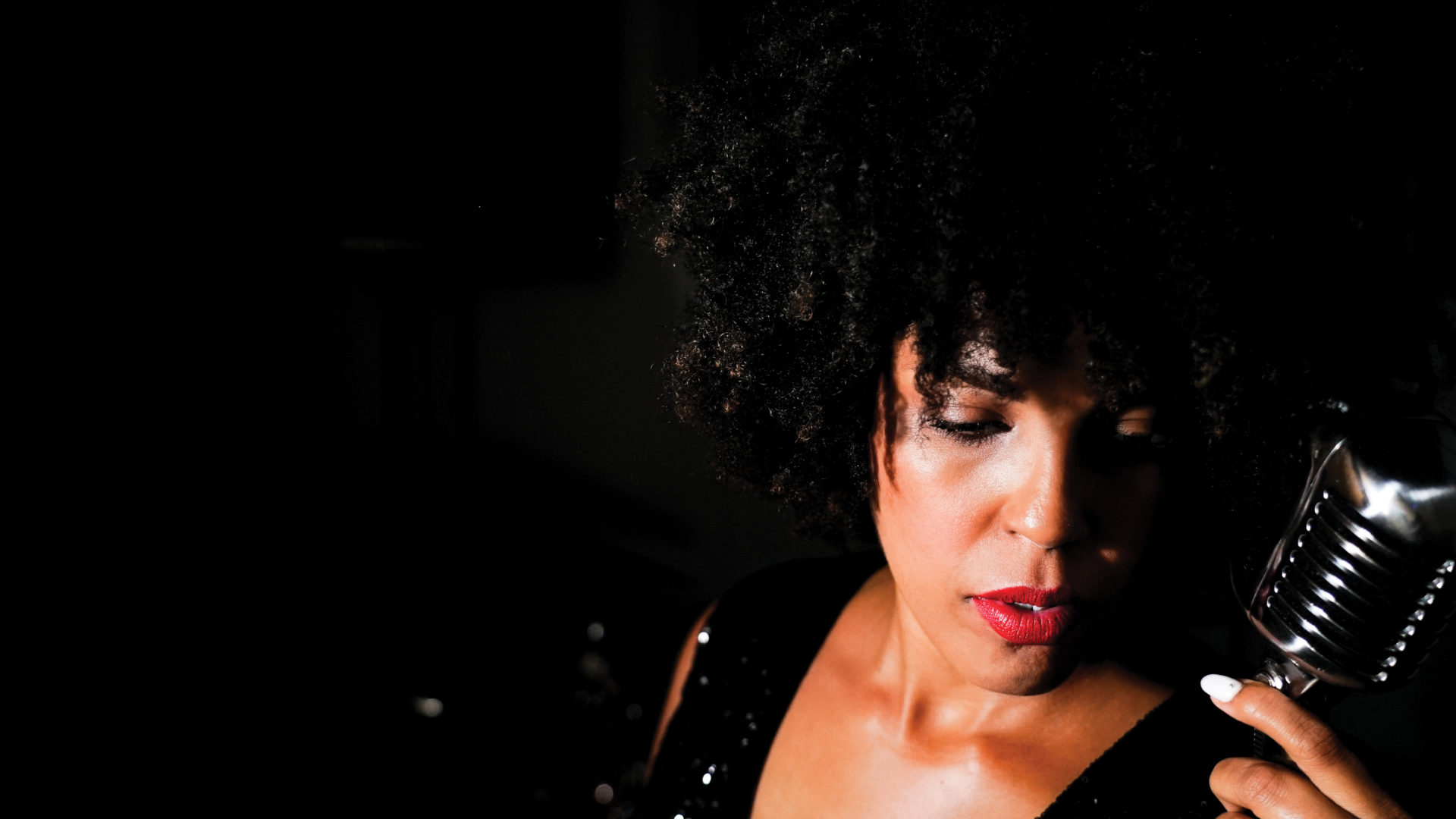 Kim Simmons: "El trabajo bien hecho es lo que te da un nombre" - Mas Mujer